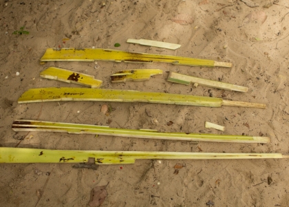 Tiny weapons made of palm straw - Território do Brincar
